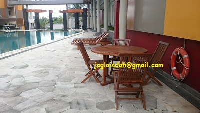 Set Meja Taman Kayu Jati untuk Pooldeck Kolam Renang Apartemen Gardenia ...